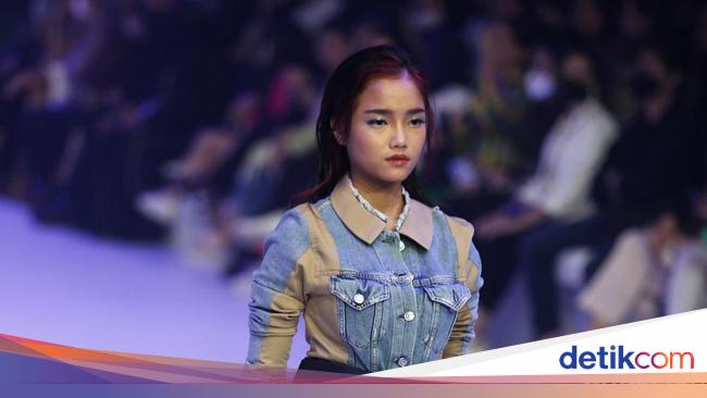 8 Gaya Fuji Pertama Kali Jadi Model Jakarta Fashion Week 2023