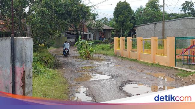 Jalan Rusak di KBB yang Ditanami Pohon Pisang Rencananya Diperbaiki 2023 Jalan Rusak di KBB yang Ditanami Pohon Pisang Rencananya Diperbaiki 2023