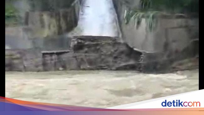 Jembatan Akses 2 Dusun di Polman Putus Diterjang Banjir, 151 KK Terisolir