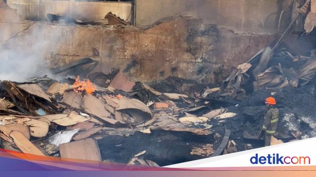 Api Kembali Menyala di Gudang Triplek Bandung!