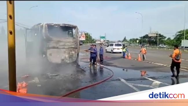4 Mobil PMK Dikerahkan Padamkan Bus Terbakar di Exit Tol Menanggal Surabaya