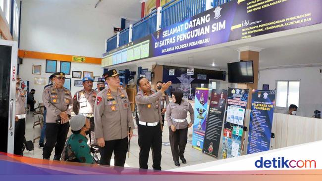 Kapolda Riau Sidak Satpas SIM Pekanbaru Kapolda Riau Sidak Satpas SIM Pekanbaru