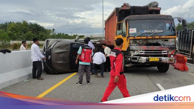 Truk Seruduk 3 Minibus di Exit Tol Pekanbaru-Dumai, 1 Orang Luka