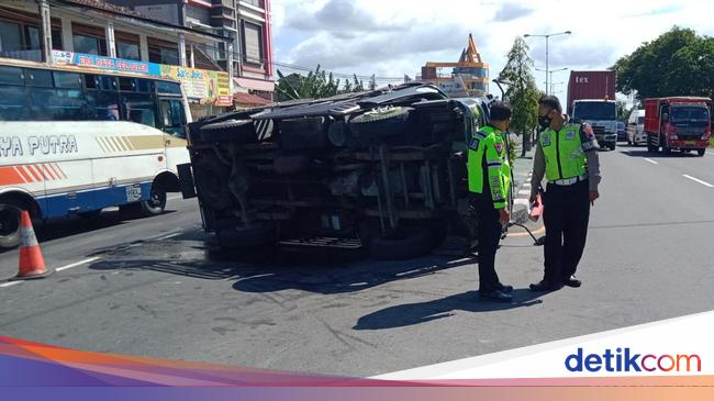 Hindari Pemotor, Truk Terguling di Jalan Jogja-Solo Ceper Klaten