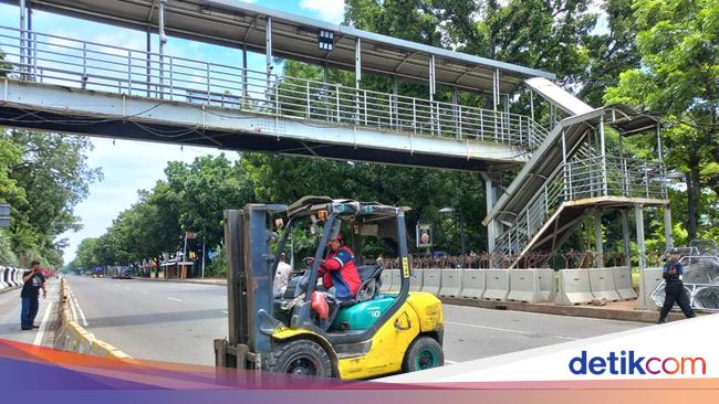 Massa Demo Berdatangan ke Patung Kuda, Lalin Arah Istana Ditutup!