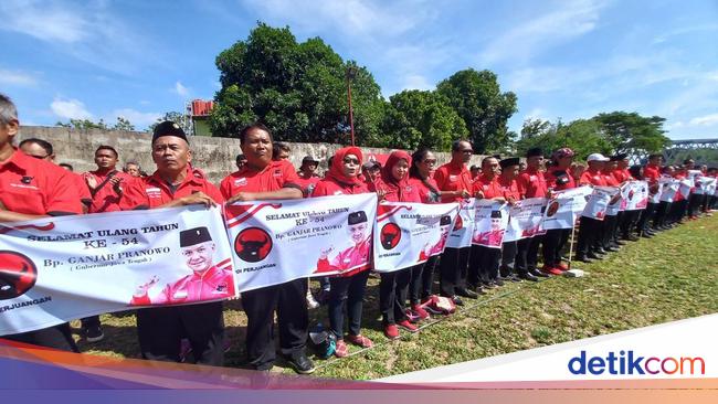 Ramai-ramai Kader PDIP Solo Bentangkan Poster Ganjar di Upacara Sumpah ...