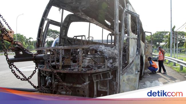 Penampakan Bus yang Terbakar di Exit Tol Menanggal Surabaya
