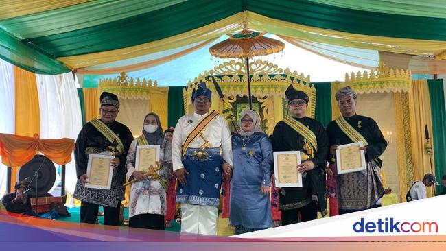 4 Tokoh Masyarakat di Medan Terima Gelar Adat Resam Melayu
