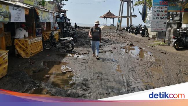 Banjir Rob Terjang Pantai Lebih Gianyar, 6 Perahu-Warung Rusak
