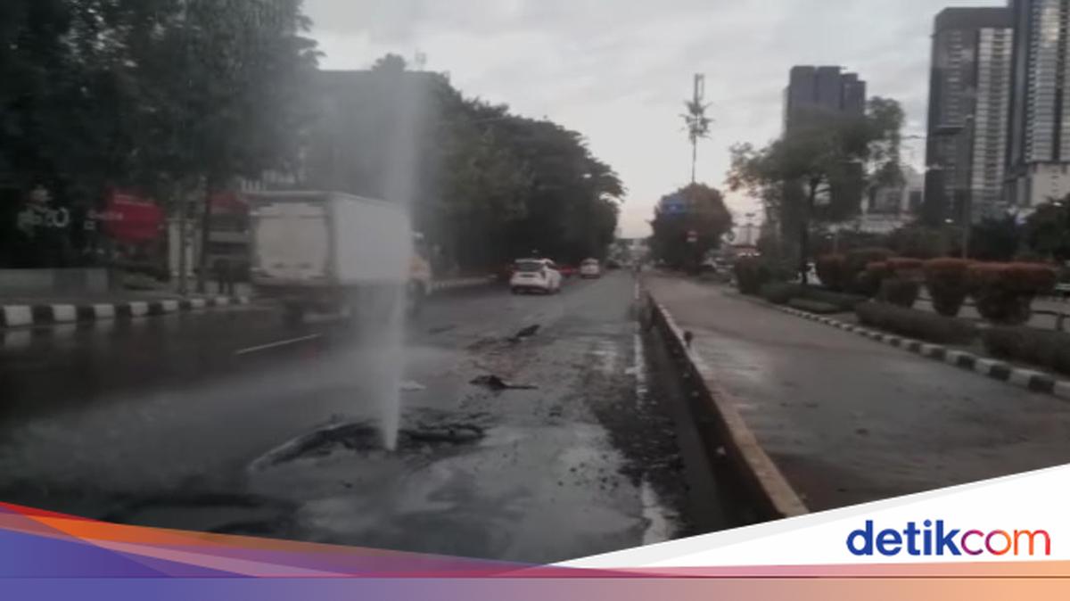 Pipa Bocor di Gatot Subroto Pagi Tadi, Air Menyembur ke Jalan