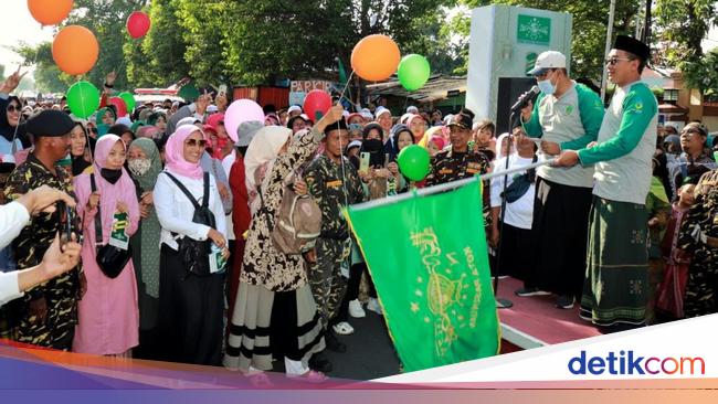Jalan Sehat Sarungan Meriahkan Puncak Hari Santri di Kota Pasuruan