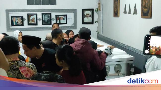 Tangis Histeris Sambut Jenazah Novita Korban Penembakan Texas Tiba di ... Tangis Histeris Sambut Jenazah Novita Korban Penembakan Texas Tiba di ...