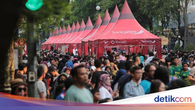 Warga Surabaya Padati Karnaval Nang Tunjungan, Sebagian Berbaju Batik
