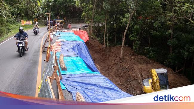 Momen Bus 'Dipukul' Mundur Pemotor gegara Lawan Arus di Bukit Bintang