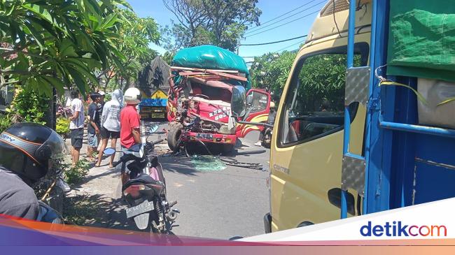 2 Truk Tabrakan di Jalan Seririt-Singaraja, Sopir Patah Tulang