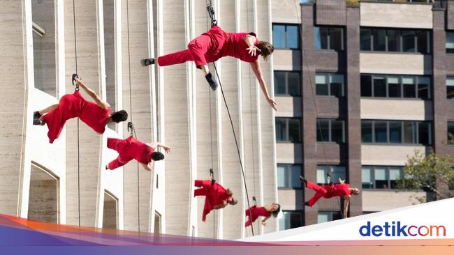 Aksi Penari Bandaloop Meliuk-liuk di Pinggir Gedung