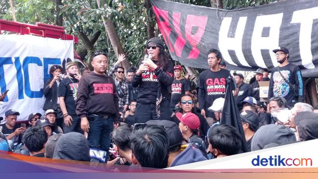 Aremania Desak Kejati Jatim Kembalikan Berkas Tragedi Kanjuruhan Aremania Desak Kejati Jatim Kembalikan Berkas Tragedi Kanjuruhan