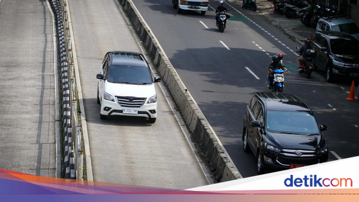 Bandel! Pengendara Ini Terobos Busway di Mampang