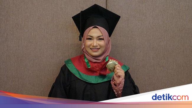Kisah Dwi Nurcahyati, Wisudawan UM Surabaya Peraih IPK 4,00 Kisah Dwi Nurcahyati, Wisudawan UM Surabaya Peraih IPK 4,00