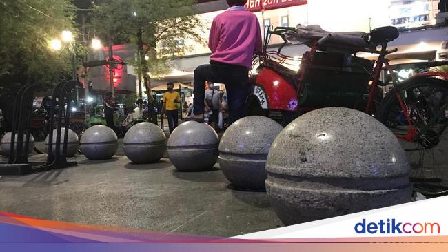 Hiasan Batu Bulat di Sepanjang Pedestrian Malioboro, Apa Sih Fungsinya?