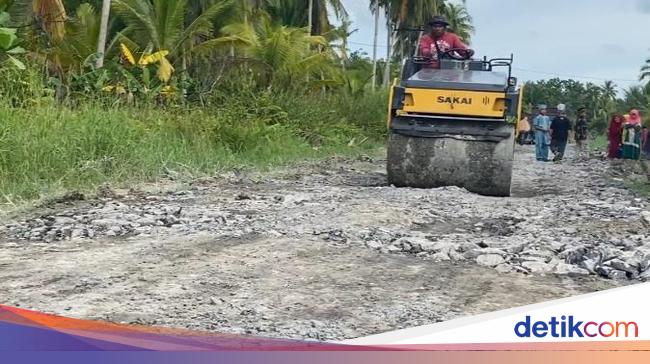 Pemkab Perbaiki Jalan Rusak yang Dibangun 'Kuburan' oleh Warga