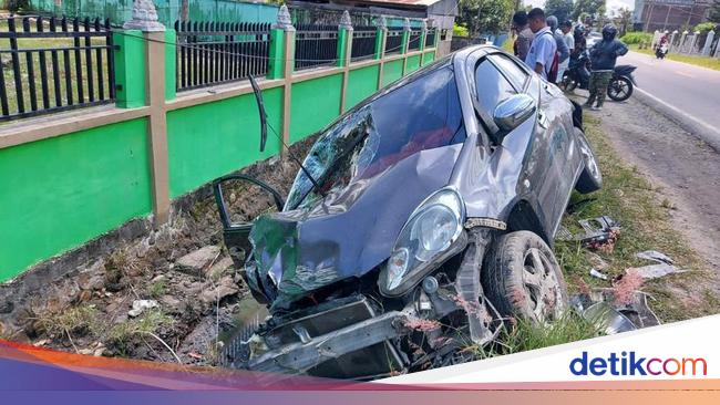 Detik-detik Mengerikan 3 Guru di Pinrang Tabrakan Mobil Vs Motor, 2 Tewas Detik-detik Mengerikan 3 Guru di Pinrang Tabrakan Mobil Vs Motor, 2 Tewas