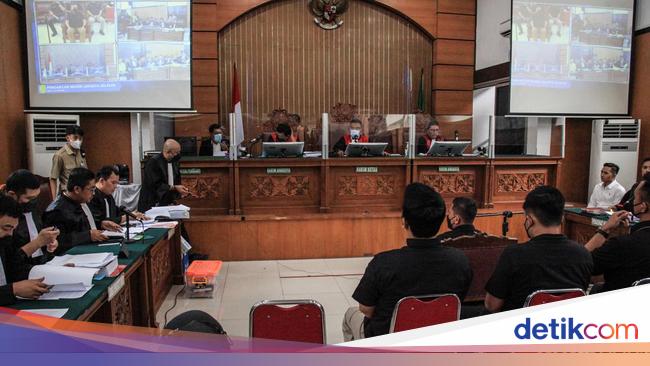 Ajudan Ungkap Ucapan Sambo ke Eliezer: Saya Bela Walau Pangkat Taruhannya Ajudan Ungkap Ucapan Sambo ke Eliezer: Saya Bela Walau Pangkat Taruhannya