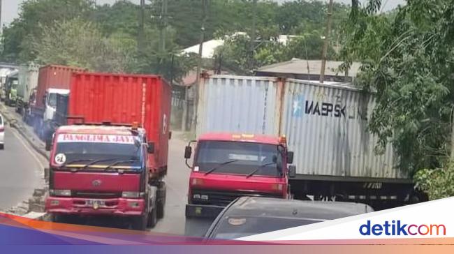 Truk Trailer Terperosok di Jembatan Layang Trosobo Sidoarjo, Lalin Macet 5 Km