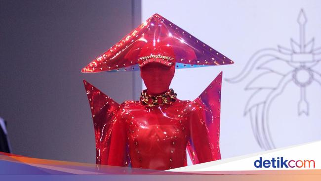 10 Aksesori High Fashion Karya Rinaldy Yunardi di Jakarta Fashion Week 2023
