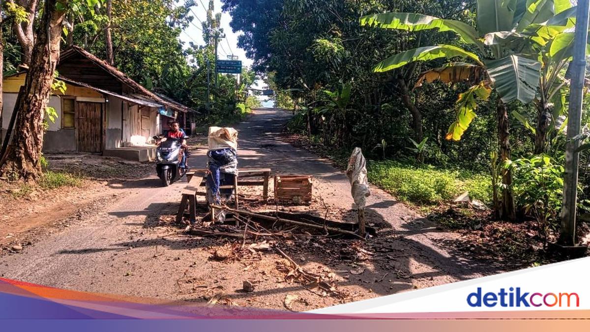 Awas! Lubang Menganga di Jalan Menuju Wisata Geyser Cisolok Sukabumi