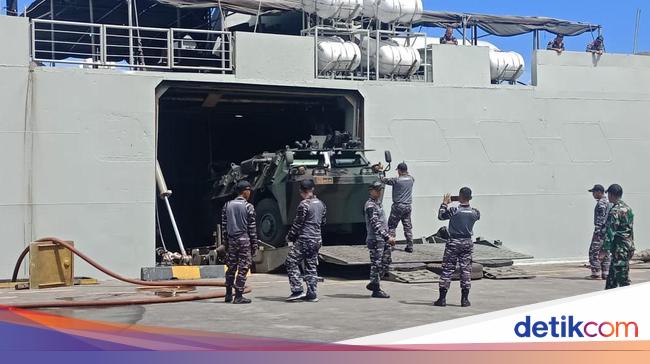 KRI Tanjung Kambani Angkut Mobil Listrik-Ranpur Sandar di Benoa Bali