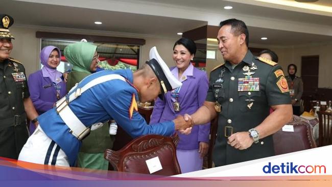 Haru dan Bangga KSAD Dudung Bawa Putra Jadi Taruna Temui Jenderal Andika Haru dan Bangga KSAD Dudung Bawa Putra Jadi Taruna Temui Jenderal Andika