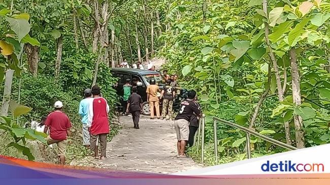 Kronologi Mobil Tersesat di Jalan Sempit Makam Keramat Ponorogo
