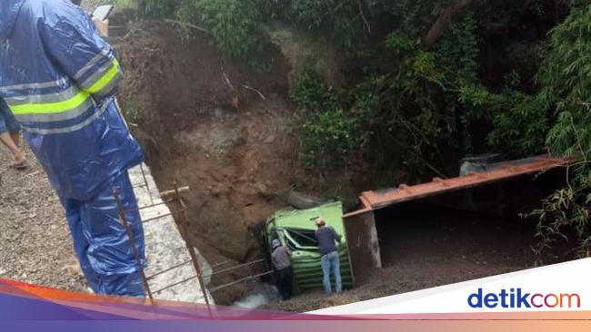 Truk Muat Sirtu Terjun ke Sungai Sedalam 7 Meter di Mojokerto, Sopir Tewas