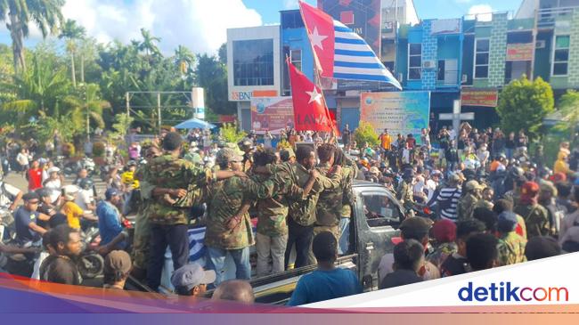 Penampakan Bendera Bintang Kejora-Atribut KNPB Jelang Pemakaman Filep Karma