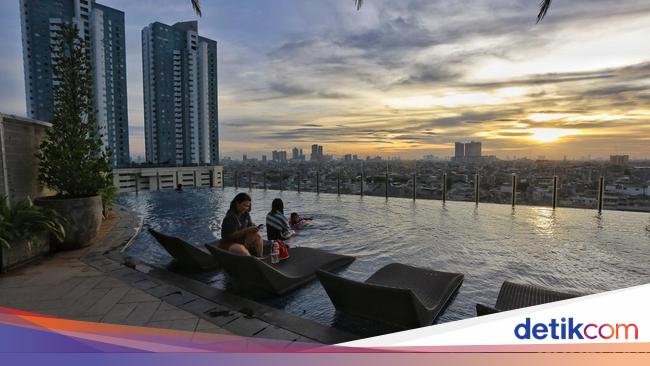 Magisnya Senja dari Infinity Pool di Barat Jakarta