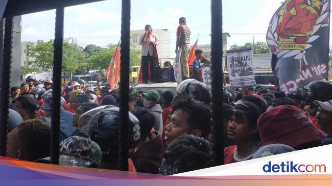 Suporter PSM Orasi di Kantor Gubernur Sulsel, Minta ASS Lanjutkan ...