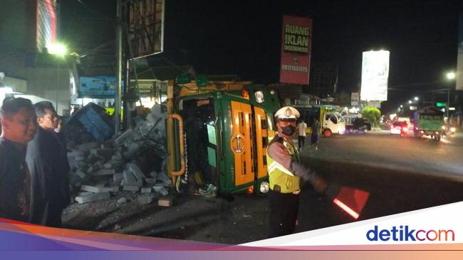 Truk Bermuatan Batako Terguling di Secang Magelang