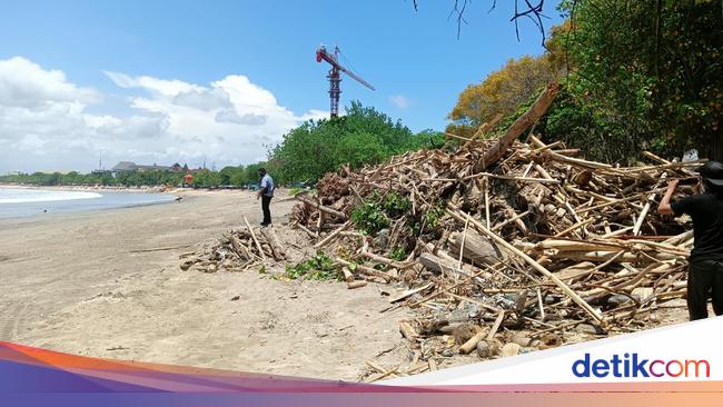 80 Ton Sampah Masih Berserakan Di Pantai Kuta