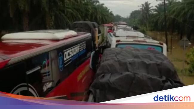 Banjir di Aceh Tamiang, Jalan Lintas Medan-Banda Aceh Lumpuh Total