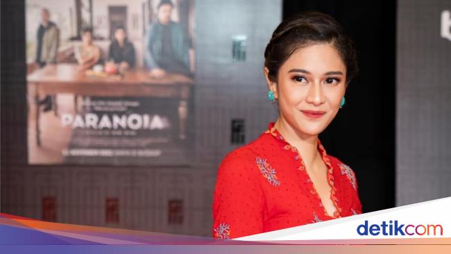 Potret 6 Artis Indonesia Pakai Kebaya Merah, Ada Dian Sastro dan Maudy Ayunda