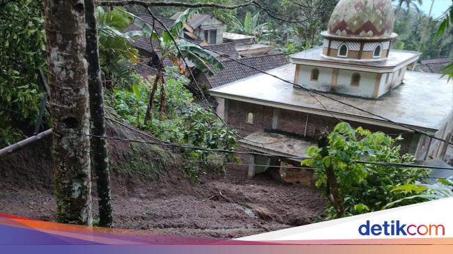 Tebing Setinggi 10 Meter Longsor Timpa Masjid di Trenggalek