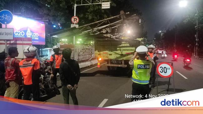 Tiang Rambu Lalu Lintas di Jl Medan Merdeka Selatan Jakpus Roboh