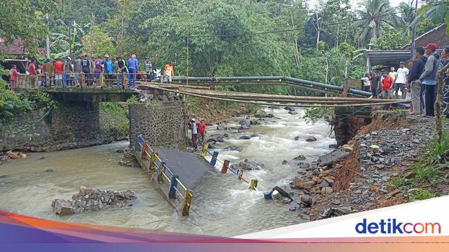 Jembatan Putus Diterjang Banjir Bandang Trenggalek, 3.200 Warga Terisolir