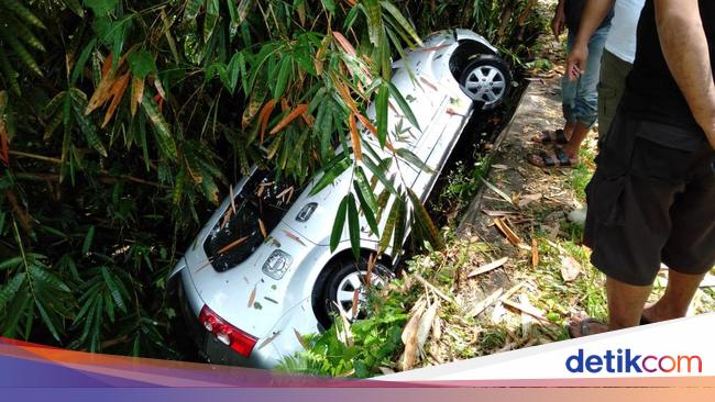 Mobil Terperosok Jurang di Seririt Buleleng, 2 Orang Dilarikan ke RS