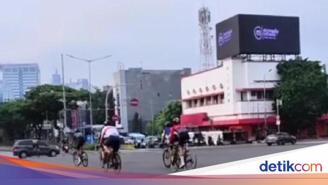 Tabrak Lari di Perempatan Harmoni, Pesepeda Terpental Ditabrak Mobil