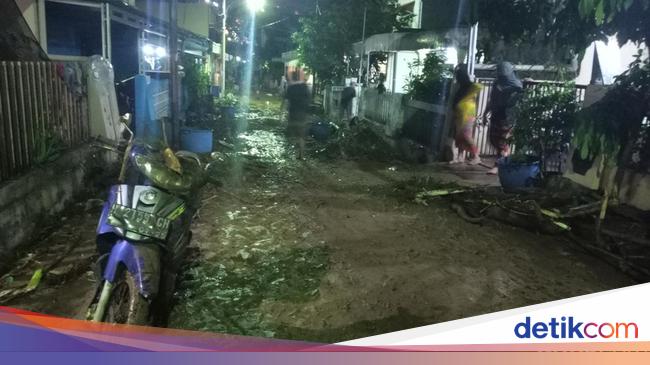 Banjir di Tambak Aji Semarang, 4 Rumah Jebol dan Mobil Hanyut