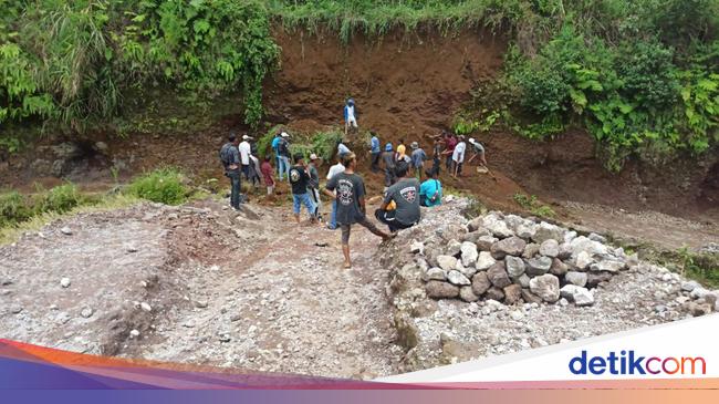 Pasutri di Bogor Tertimbun Longsor saat Cari Pasir, Istri Tewas