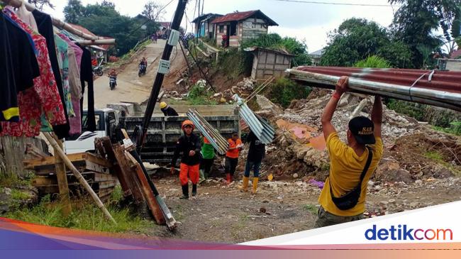 Tanah Bergerak di Sirampog Brebes Kian Parah, 65 Rumah Rusak-Dibongkar