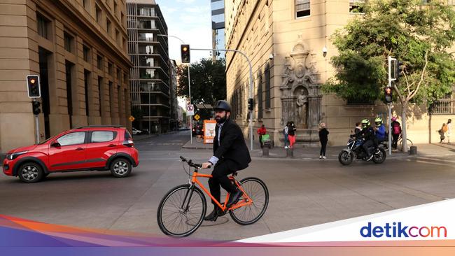 Potret Presiden Chile Gabriel Boric Naik Sepeda ke Kantor